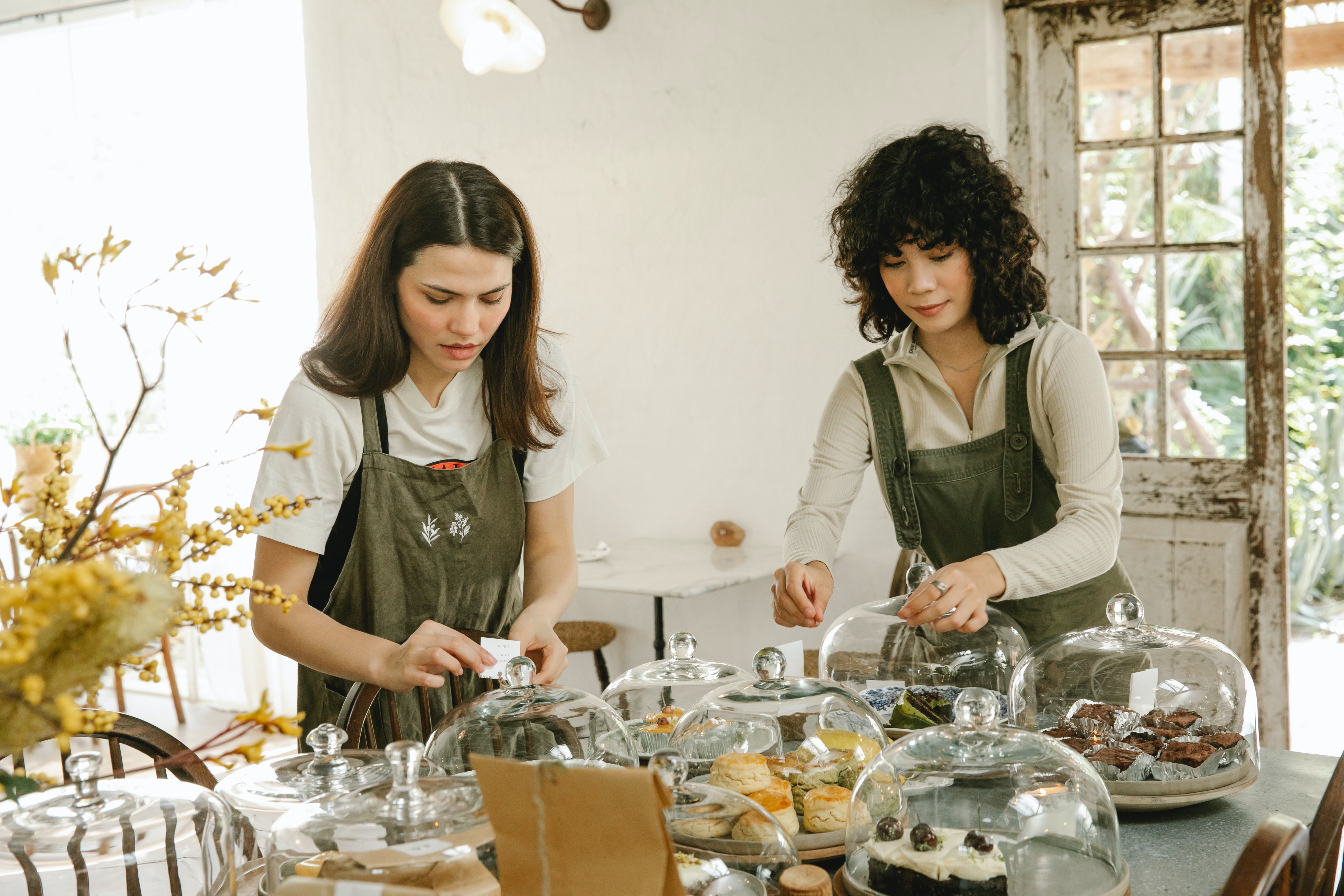 9 Tips To Improve Waitstaff Productivity in Hospitality | eduMe